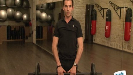 Muscler ses trapèzes : le rowing menton - Minutefacile.com