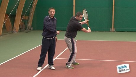 Faire revers à main au tennis - Minutefacile.com