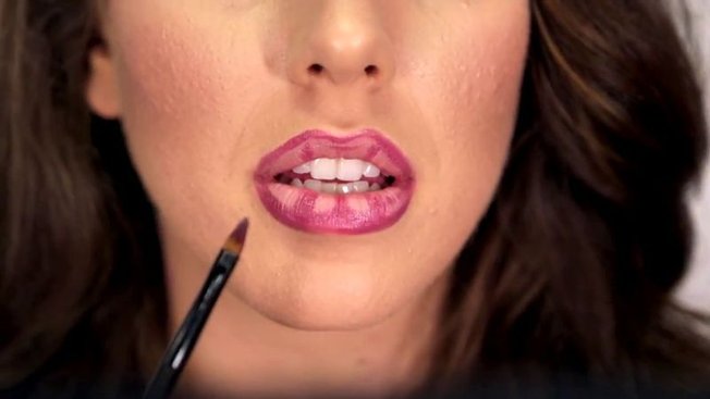 Se faire des lèvres pulpeuses avec la technique du contouring ...