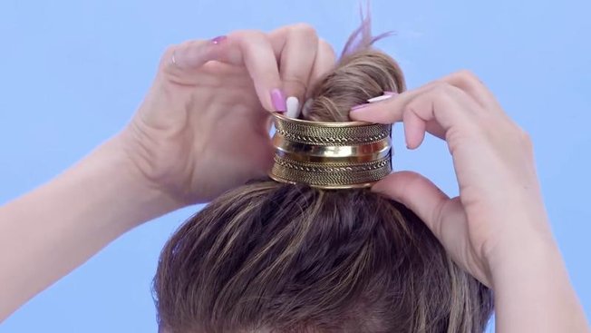 Réaliser un chignon avec un Bun Cuff, l’accessoire à la mode ...