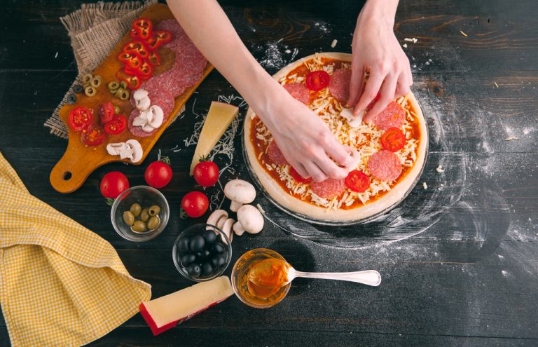 Comment faire une pizza maison ? - Minute Facile